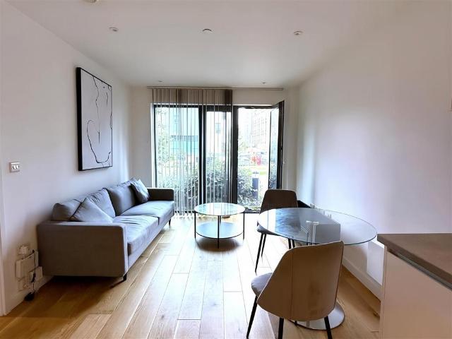 The Axium, Windmill Street. 1 bed flat to rent £1,050 pcm £242 pw