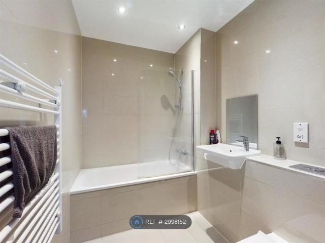 The Boulevard, Crawley RH10, 2 bed flat to rent, £1,700 pcm | PrimeLocation
