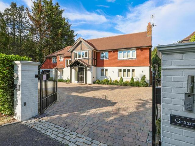 The Barton, Cobham, Surrey KT11 6 bed detached house to rent £12,500 pcm £2,885 pw