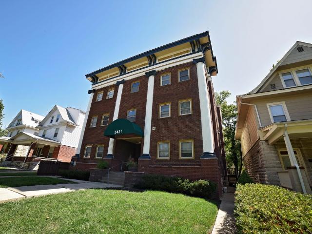 The Basie Building | Outdoor Patio Space 1 Bedroom Apartment for Rent at 3421 Wyandotte St, Kansas City, MO 64111 Broadway Gillham