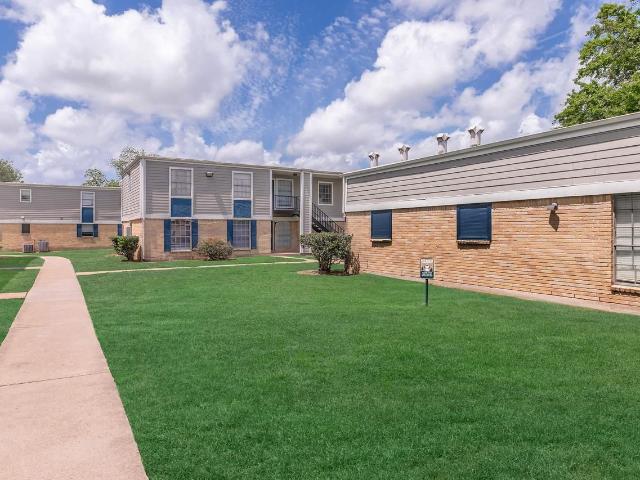 The Berkshire 2 Bedroom Apartment for Rent at 8600 Theta St, Houston, TX 77034 Edgebrook
