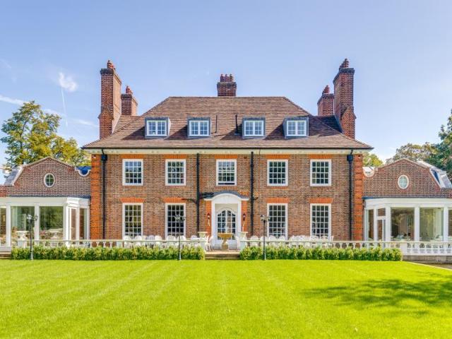 The Bishops Avenue, Hampstead Garden. 12 bed detached house to rent £34,996 pcm £8,076 pw