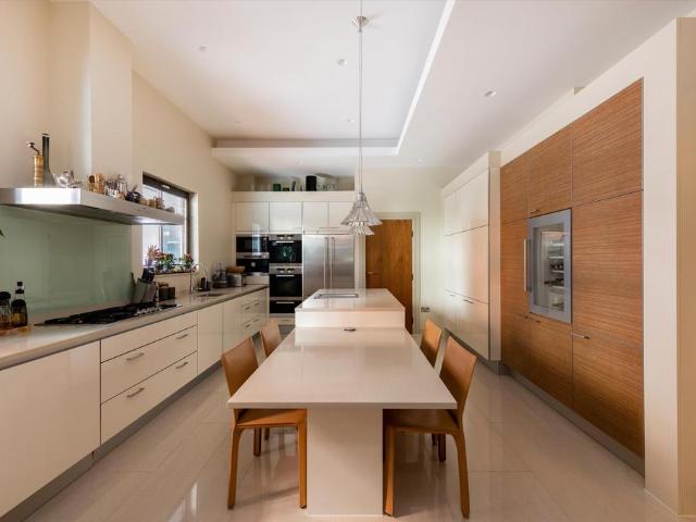 The Bishops Avenue, London, N2 3 bed flat to rent £20,583 pcm £4,750 pw