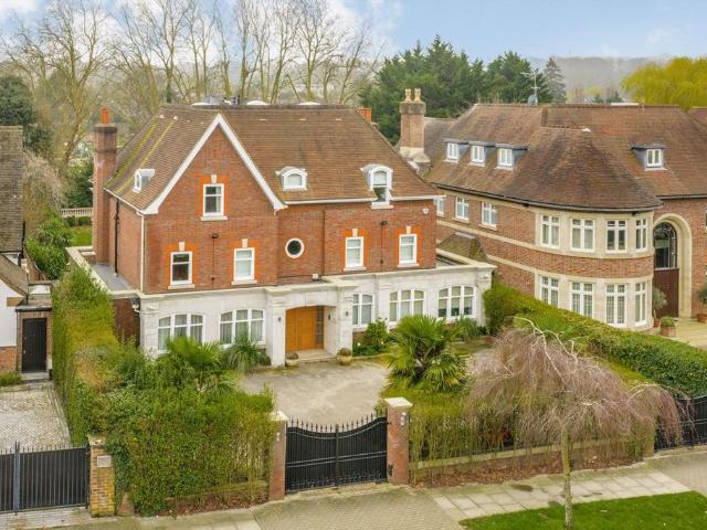 The Bishops Avenue, London N2 6 bed detached house to rent £19,500 pcm £4,500 pw