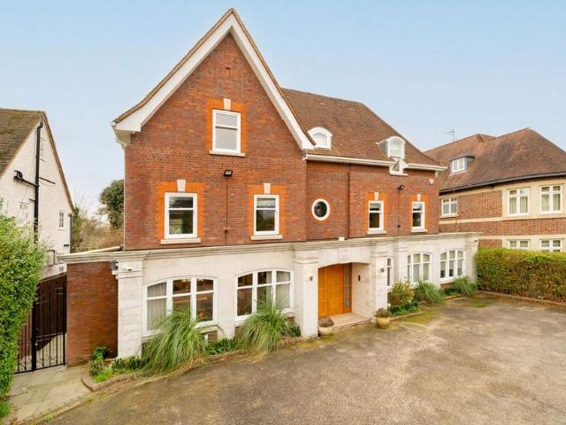 The Bishops Avenue, London N2 6 bed detached house to rent £19,500 pcm £4,500 pw