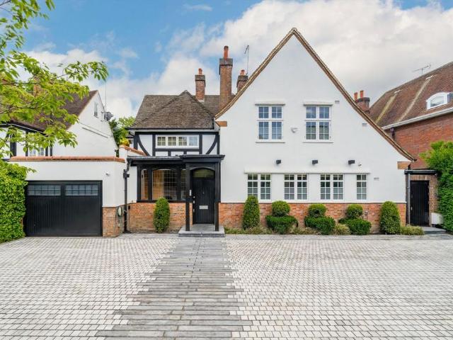 The Bishops Avenue, London N2 6 bed house to rent £26,000 pcm £6,000 pw