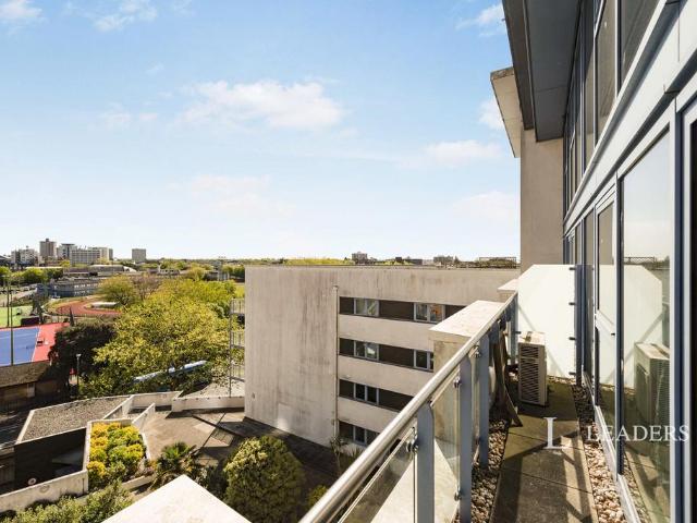 The Blue Building, Gunwharf Quays. 2 bed flat to rent £1,750 pcm £404 pw