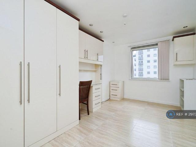 The Blenheim Centre, Hounslow, TW3 3 bed flat to rent £2,550 pcm £588 pw