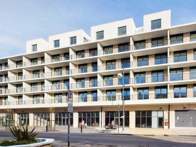 The Broadway, Crawley RH10, 2 bed flat to rent, £1,500 pcm | PrimeLocation