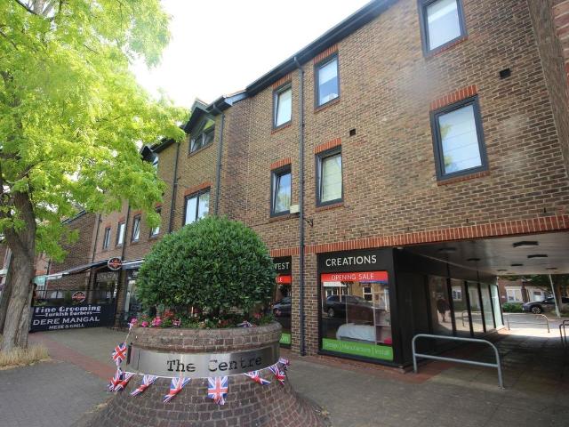 The Broadway, Farnham Common, Slough SL2, 2 bed flat to rent, £1,700 pcm | PrimeLocation