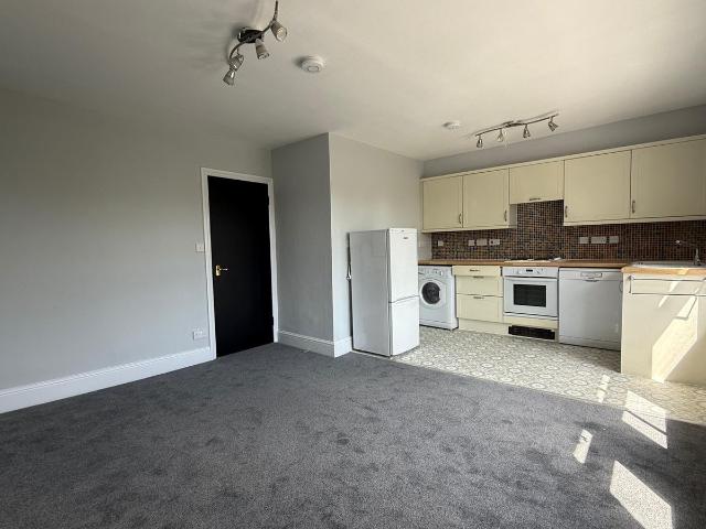 The Broadway, Friern Barnet Road, London, London N11, 2 bed flat to rent, £1,700 pcm | PrimeLocation