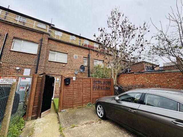 The Broadway, Hornchurch RM12, Studio to rent, £1,400 pcm | PrimeLocation