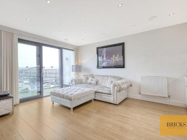 The Broadway, Loughton IG10 2 bed apartment to rent £2,000 pcm £462 pw