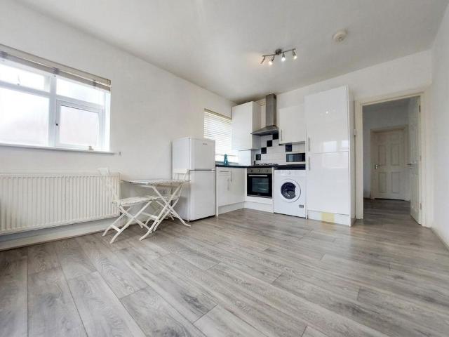 The Broadway, London, NW7 1 bed flat to rent £1,375 pcm £317 pw