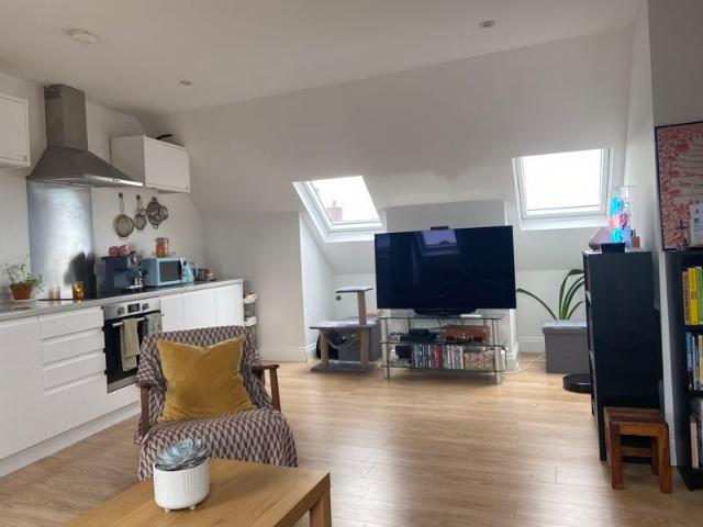 The Broadway, London NW7, 1 bed flat to rent, £1,500 pcm | PrimeLocation
