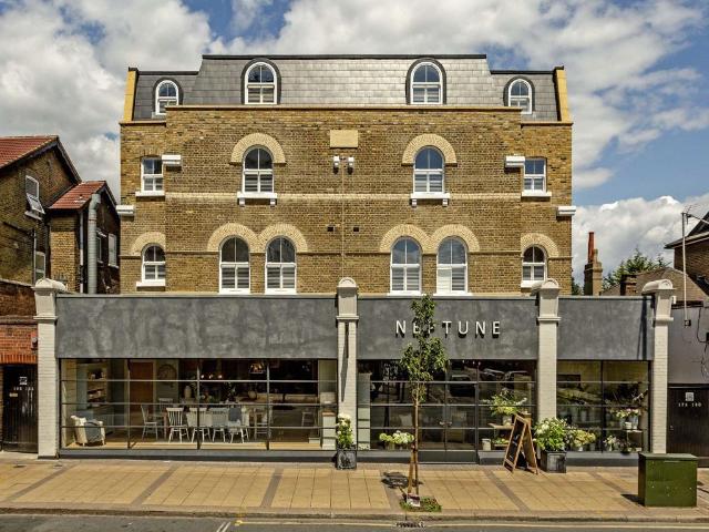 The Broadway, Wimbledon SW19, 2 bed flat to rent, £2,500 pcm | PrimeLocation