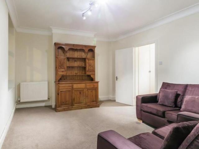 The Broadway, Mill Hill, NW7 2 bed flat to rent £1,795 pcm £414 pw