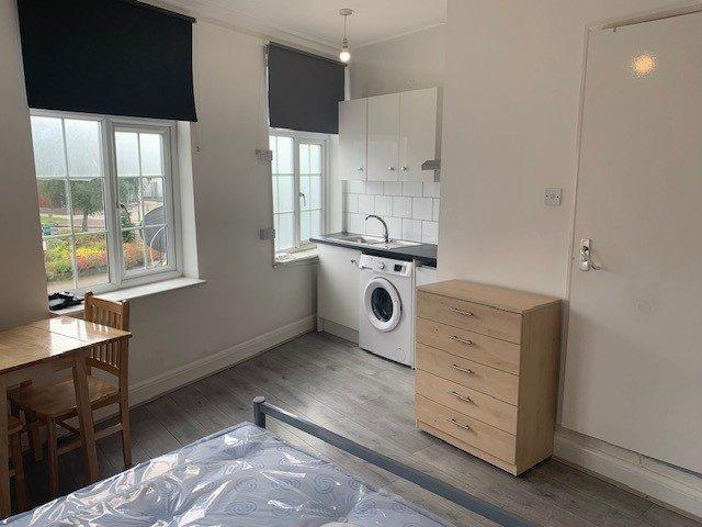 The Broadway, Mill Hill NW7 Studio to rent £1,000 pcm £231 pw