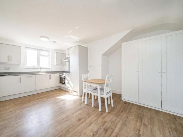 The Broadway, Southall UB1 Studio to rent £1,295 pcm £299 pw