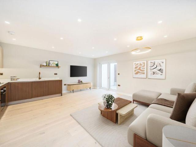 The Broadway, Wimbledon SW19 2 bed flat to rent £3,000 pcm £692 pw
