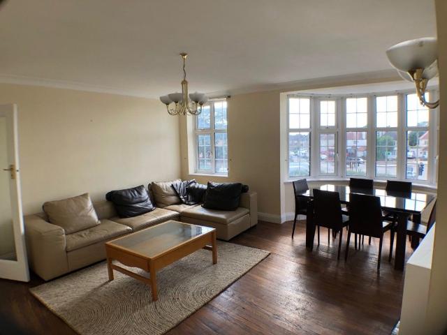 The Burroughs, London NW4, 3 bed flat to rent, £2,425 pcm | PrimeLocation