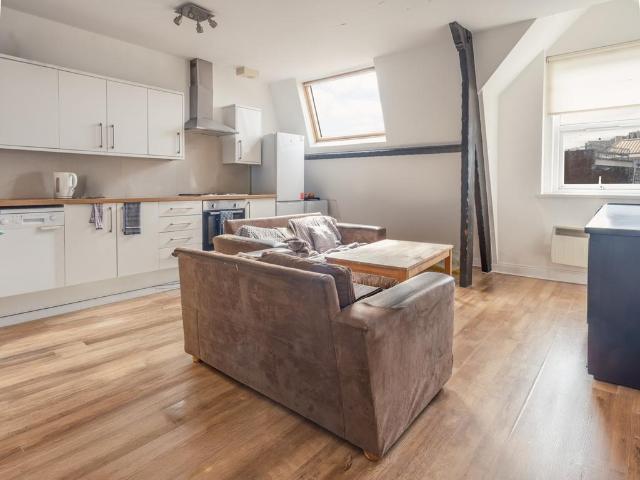 The Gatehouse, Newcastle Upon Tyne NE1 3 bed apartment to rent £1,885 pcm £435 pw