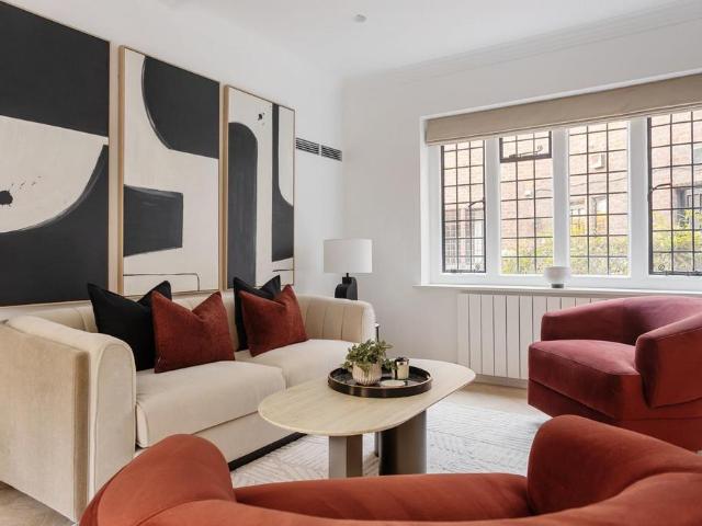 The Gateways, Sprimont Place, London. 3 bed semi detached house to rent £12,500 pcm £2,885 pw