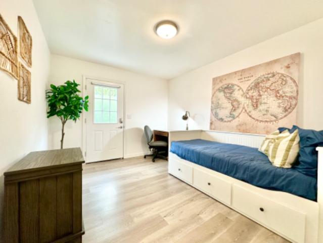 The Galene: Furnished Room wLock+Utilities Includ