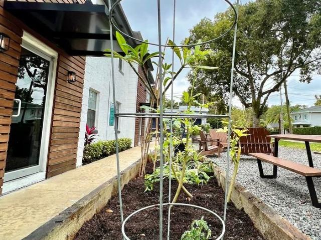The Garden Apartments | 1 & 2 Bedroom Apartments in Orlando, FL 2 Bedroom Apartment for Rent at 1402 E Gore St, Orlando, FL 32806 Lake Weldona