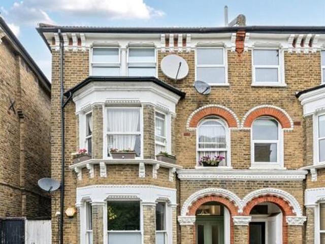 The Gardens, London, 2 Bedroom Flat