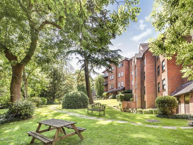 The Garlands, Peterborough Road. 2 bed flat to rent £2,000 pcm £462 pw