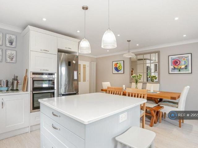 The Garlings, Marlborough, SN8 4 bed bungalow to rent £2,250 pcm £519 pw