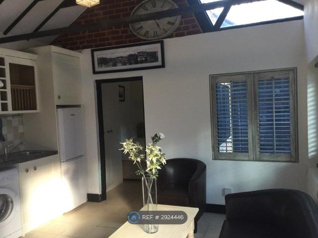 The Garth, Lingfield RH7, 1 bed bungalow to rent, £1,150 pcm | PrimeLocation