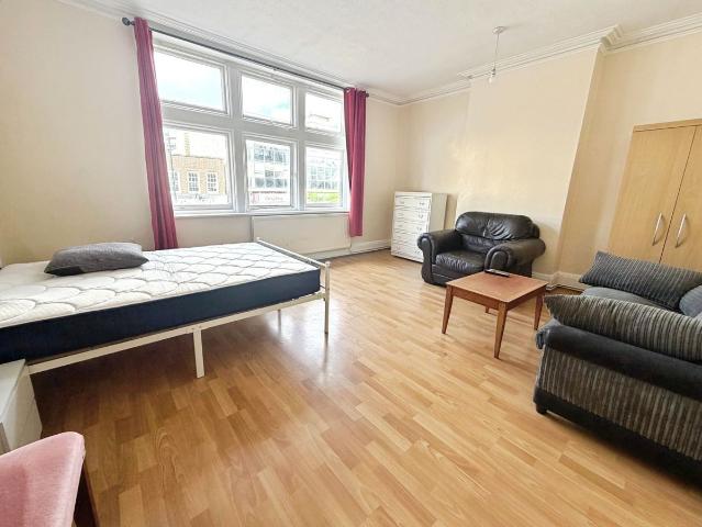 The Glades Shopping Centre, High Street, Bromley BR1, Room to rent, £1,000 pcm | PrimeLocation