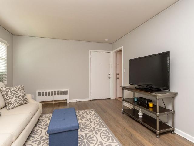 The Gladstone! Classic but Modern 1 & 2 Bedroom Apartments in Dundee 1 Bedroom Apartment for Rent at 4723 Cass St, Omaha, NE 68132 Dodge Street Corridor