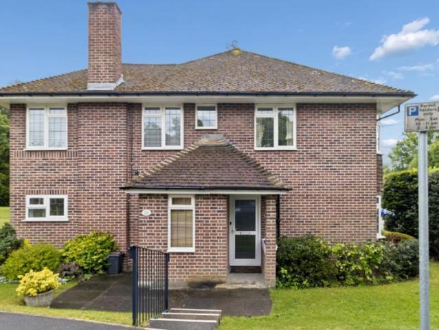 The Glen, Northwood HA6 3 bed maisonette to rent £2,800 pcm £646 pw