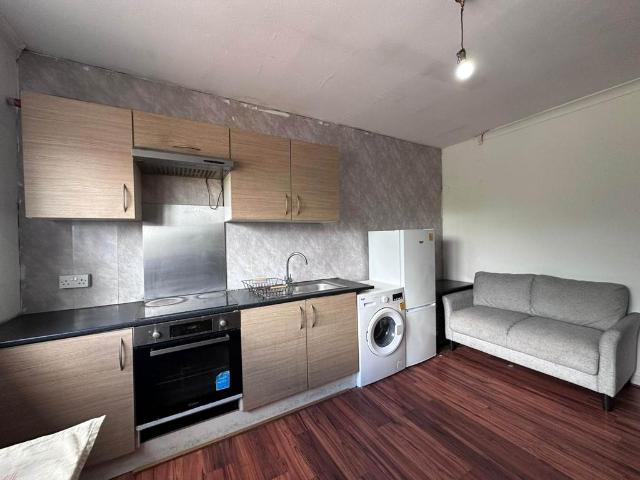 The Glen, Norwood Green 2 bed flat to rent £1,700 pcm £392 pw
