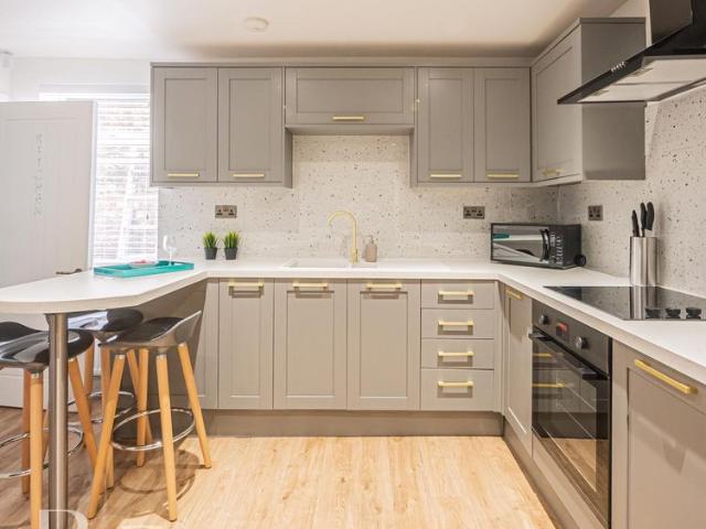 The Glistening And Glossy Property Studio 6