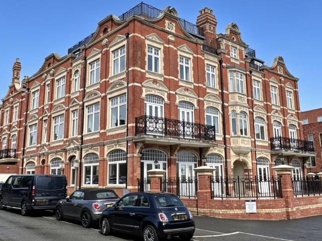 The Grand Apartments, Leigh on Sea, SS9 2 bed flat to rent £2,850 pcm £658 pw