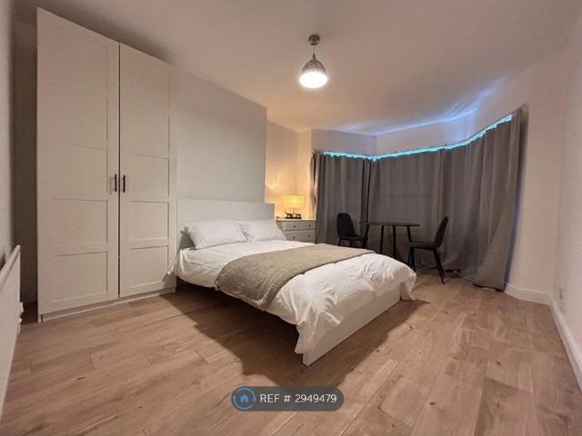 The Grange, London W4, 3 bed flat to rent, £3,000 pcm | PrimeLocation