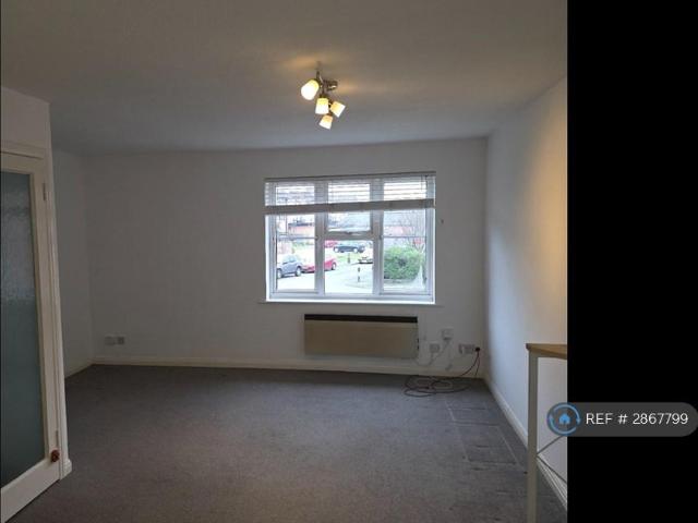 The Greenway, Uxbridge, UB10 1 bed flat to rent £1,450 pcm £335 pw
