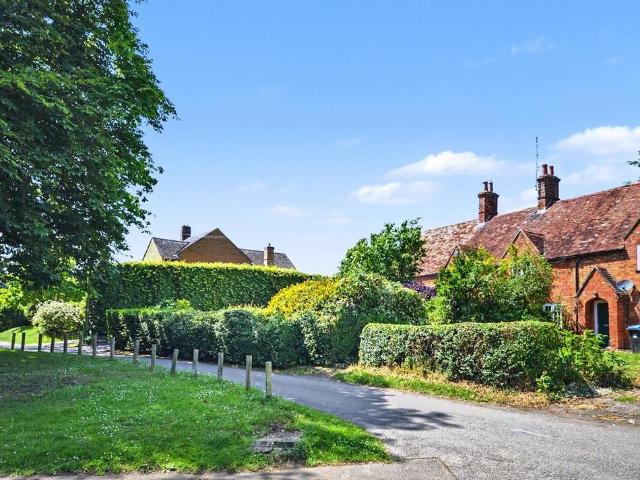 The Green, Great Brington 3 bed cottage to rent £1,395 pcm £322 pw