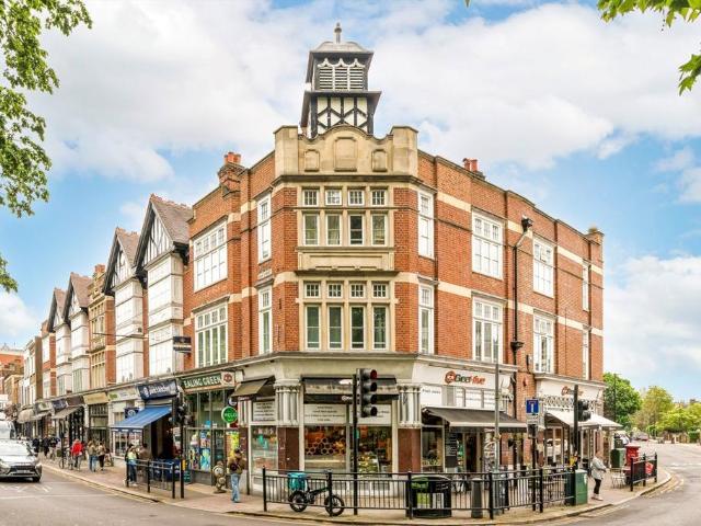 The Green, London W5 2 bed flat to rent £2,700 pcm £623 pw