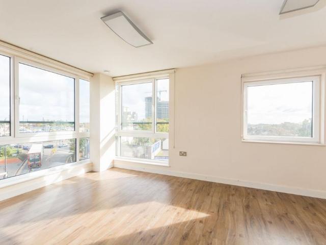 The Green, Southall, UB2 2 bed flat to rent £1,900 pcm £438 pw