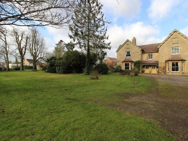 The Green, Stotfold, Hitchin, SG5 5 bed semi detached house to rent £2,400 pcm £554 pw