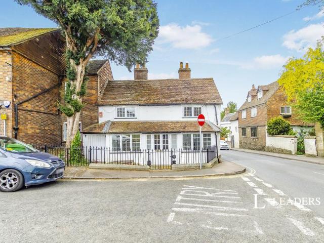 The Green, Westerham, Kent, TN16 3 bed detached house to rent £2,400 pcm £554 pw