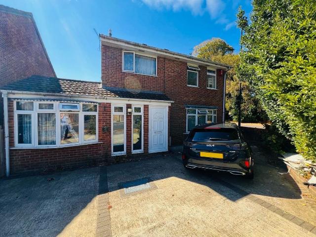The Grooms, Crawley RH10, 5 bed detached house to rent, £2,600 pcm | PrimeLocation