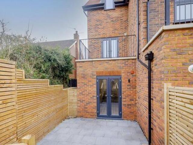 The Grove, Coulsdon, 2 Bedroom Flat