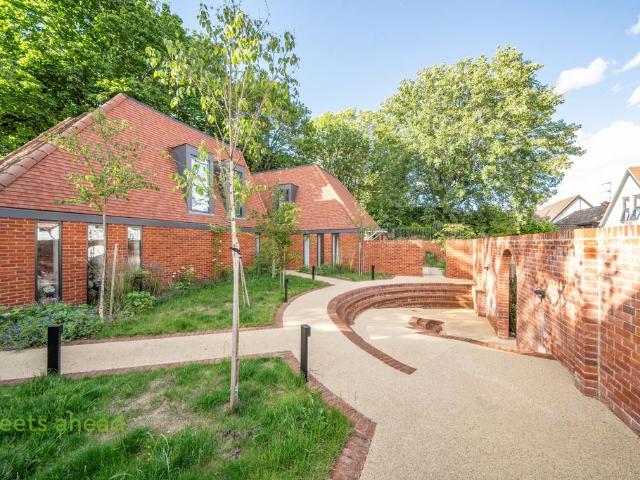 The Grove, Coulsdon, CR5 3 bed bungalow to rent £3,250 pcm £750 pw