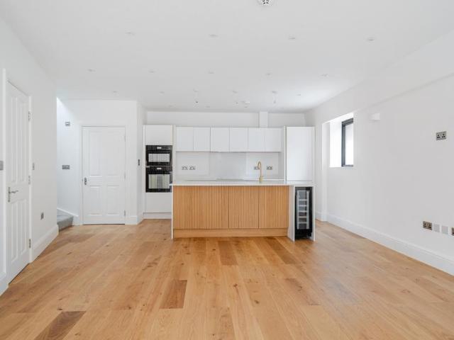 The Grove Coulsdon CR5 3 bed detached house to rent £3,250 pcm £750 pw